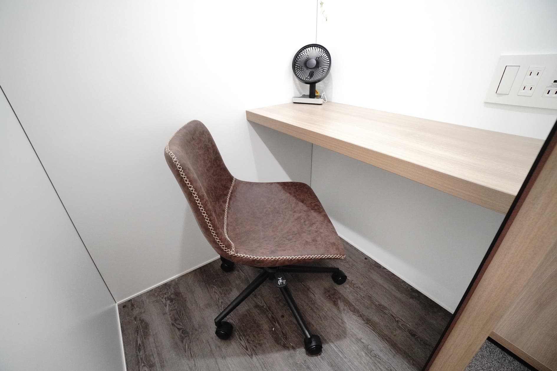 ＜ワクバコ心斎橋No.2＞完全個室ワークブース💼24時間営業⏰光Wi-Fi📶電源🔌テレワーク/ZOOM/面接/自習/作業の写真4