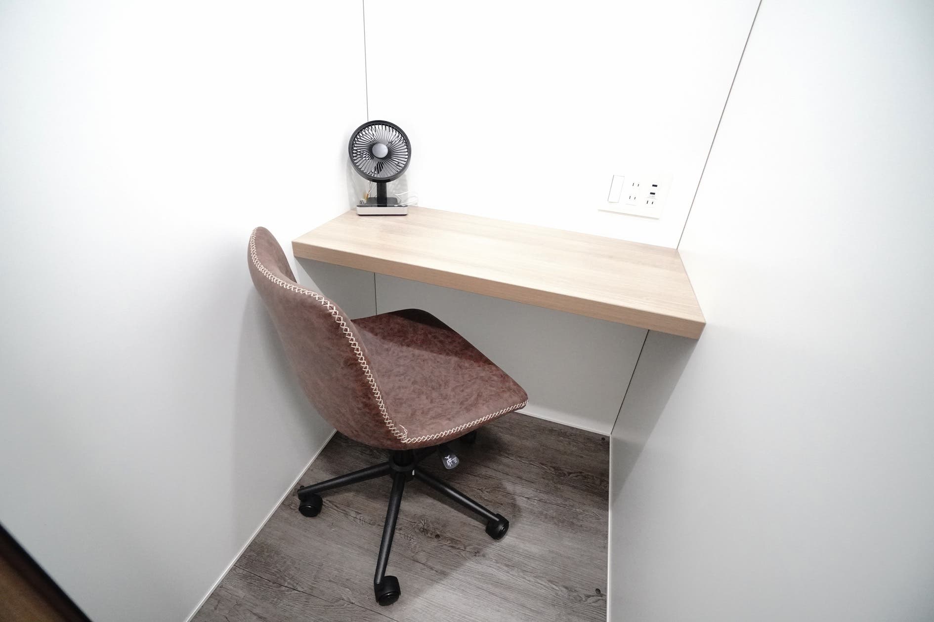 ＜ワクバコ心斎橋No.3＞完全個室ワークブース💼24時間営業⏰光Wi-Fi📶電源🔌テレワーク/ZOOM/面接/自習/作業の写真1