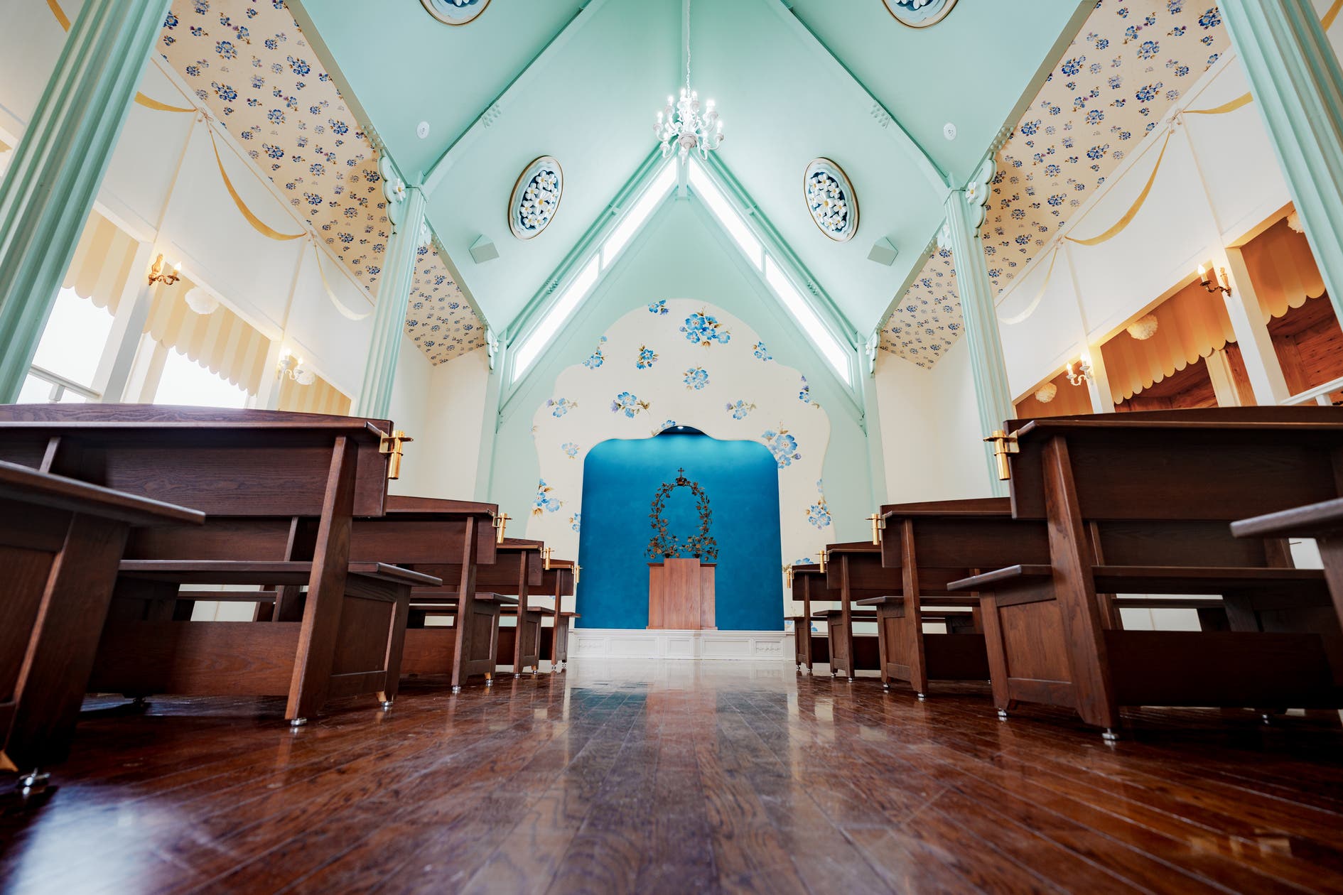 チャペルの荘厳さ、シンメトリーな天井や自然光を活かしたスタジオ。舞台常設。の写真1