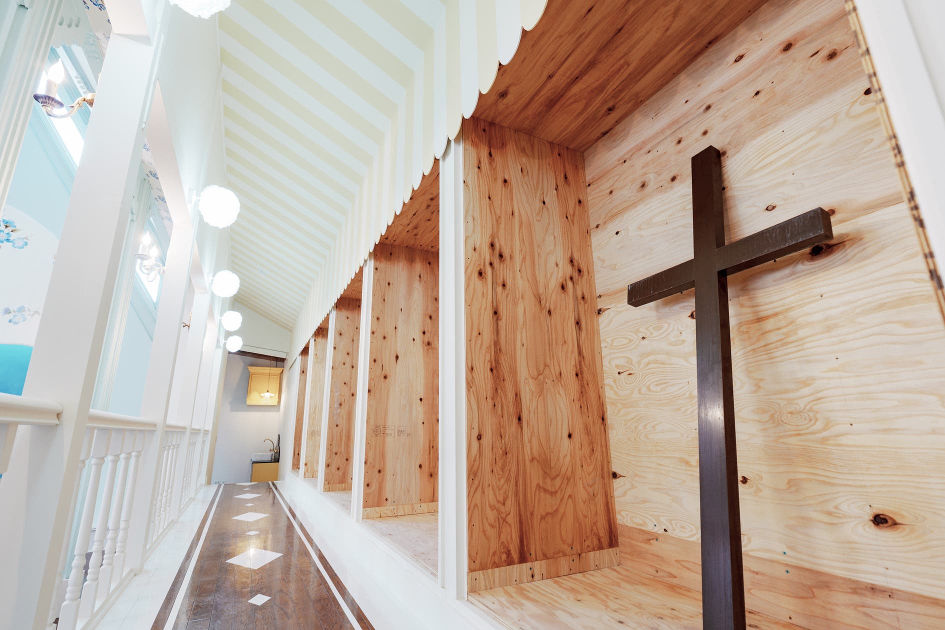 チャペルの荘厳さ、シンメトリーな天井や自然光を活かしたスタジオ。舞台常設。の写真12