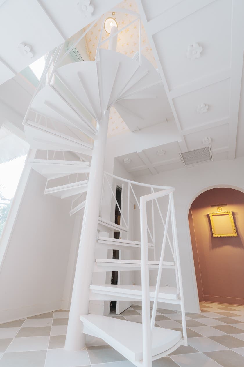 チャペルの荘厳さ、シンメトリーな天井や自然光を活かしたスタジオ。舞台常設。の写真15