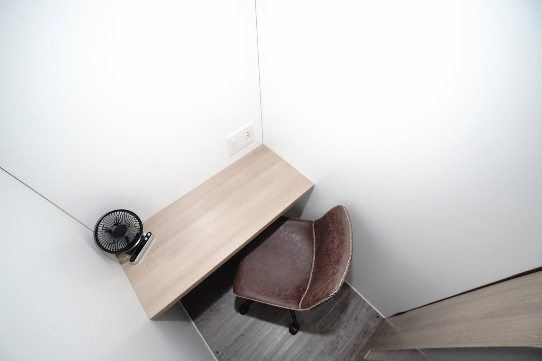 ＜ワクバコ心斎橋No.4＞完全個室ワークブース💼24時間営業⏰光Wi-Fi📶電源🔌テレワーク/ZOOM/面接/自習/作業の写真3