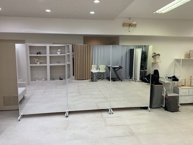 【高級ショップ空間】天井3ｍ｜自然光｜撮影機材無料｜ディスプレイ棚｜ハンガーラック｜フィッティング｜ダンスミラーの写真6