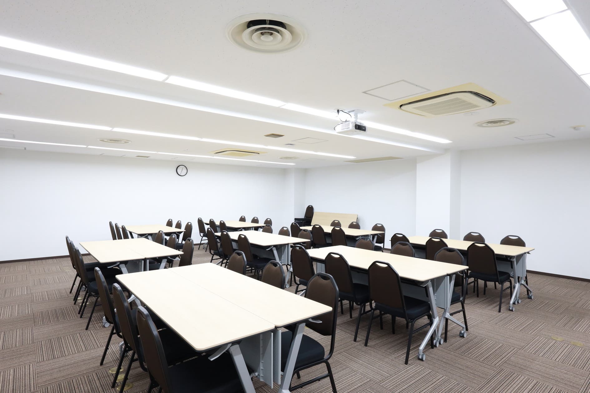 【品川・五反田404号室】2025/10/1　OPEN✨ 駅近🚃飲食持ち込み可能🍱プロジェクター・スクリーン・マイク無料🎤の写真4