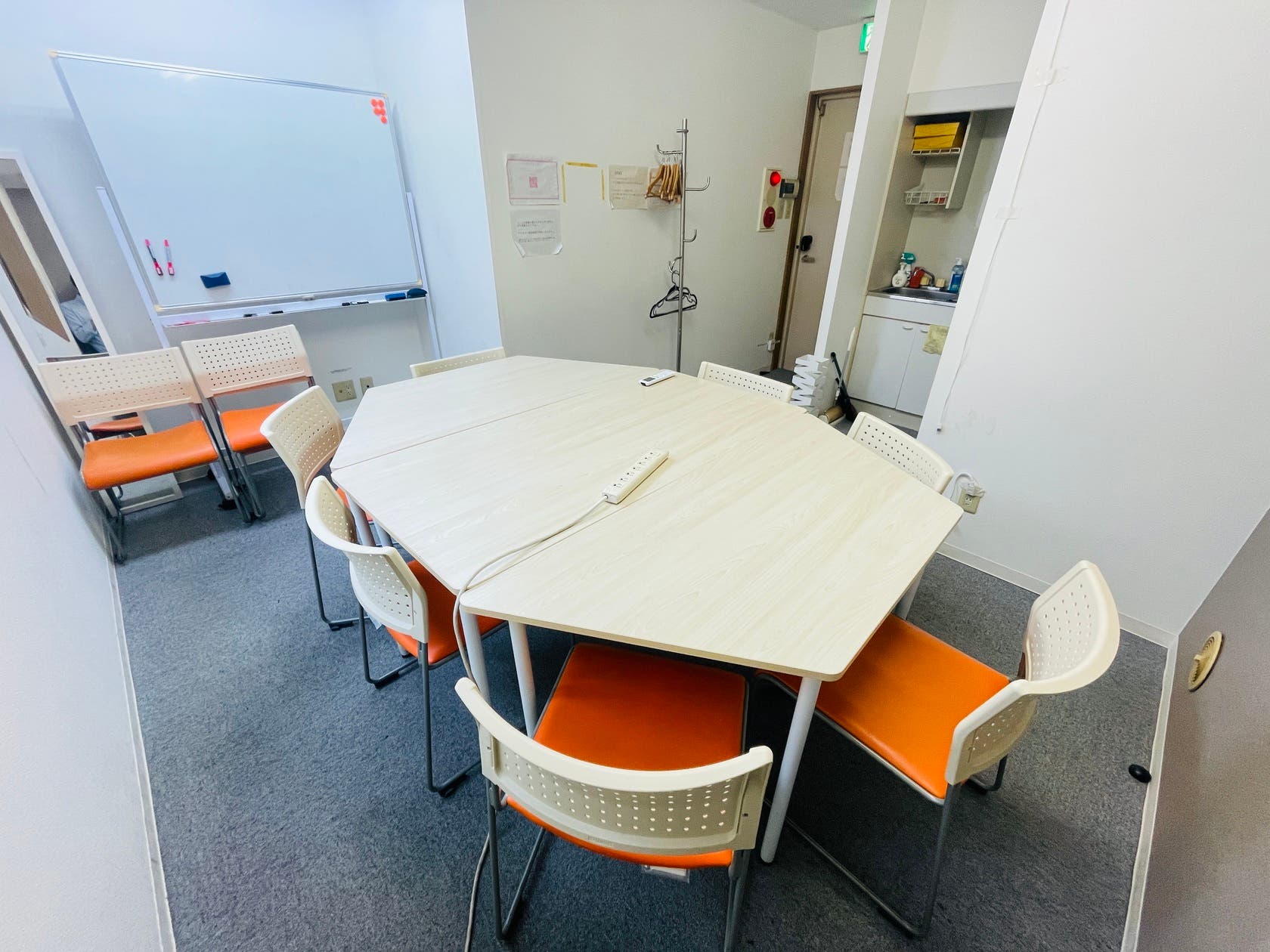 【新橋駅徒歩1分】テレワークや会議の利用に最適な駅近貸会議室の写真1