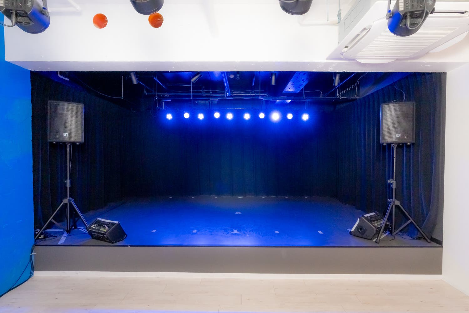 【天神駅から徒歩7分!!】ライブハウスWhite Camelliaの写真2