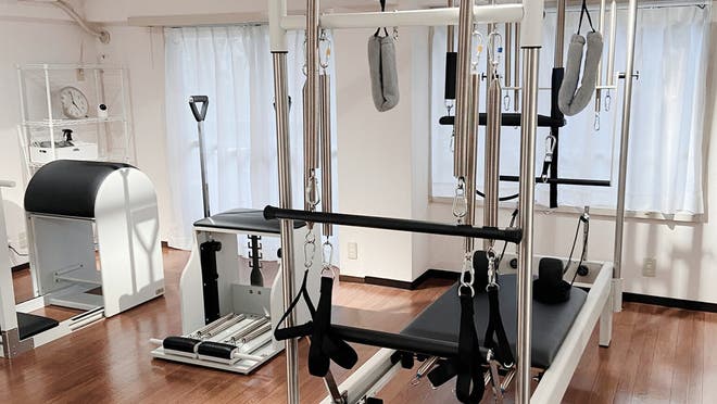 【渋谷駅7分×マシンピラティスレンタルスタジオ/33㎡で広々】駅近 備品充実 白基調 清潔感のあるプライベートスタジオの写真2