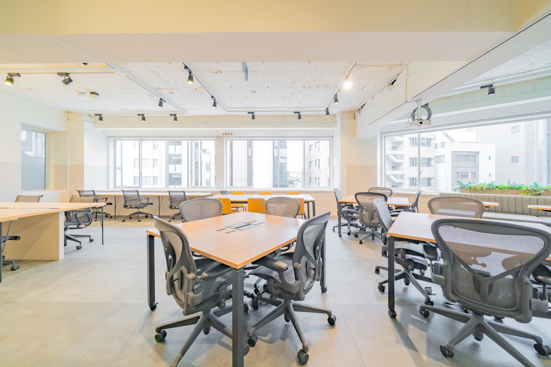 六本木駅徒歩30秒。東京ミッドタウン横の好立地。ハーマンミラーのチェア25脚を取り揃えた天井高3m以上のオフィススペース。の写真1