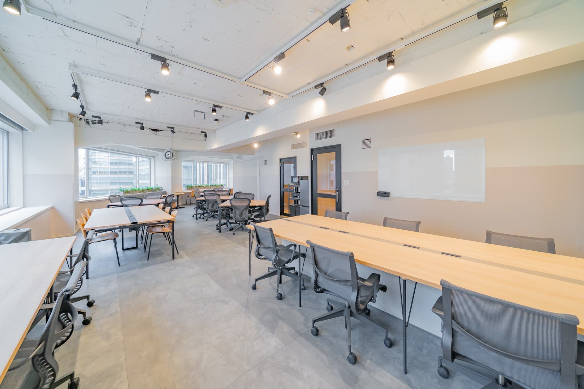 六本木駅徒歩30秒。東京ミッドタウン横の好立地。ハーマンミラーのチェア25脚を取り揃えた天井高3m以上のオフィススペース。の写真2