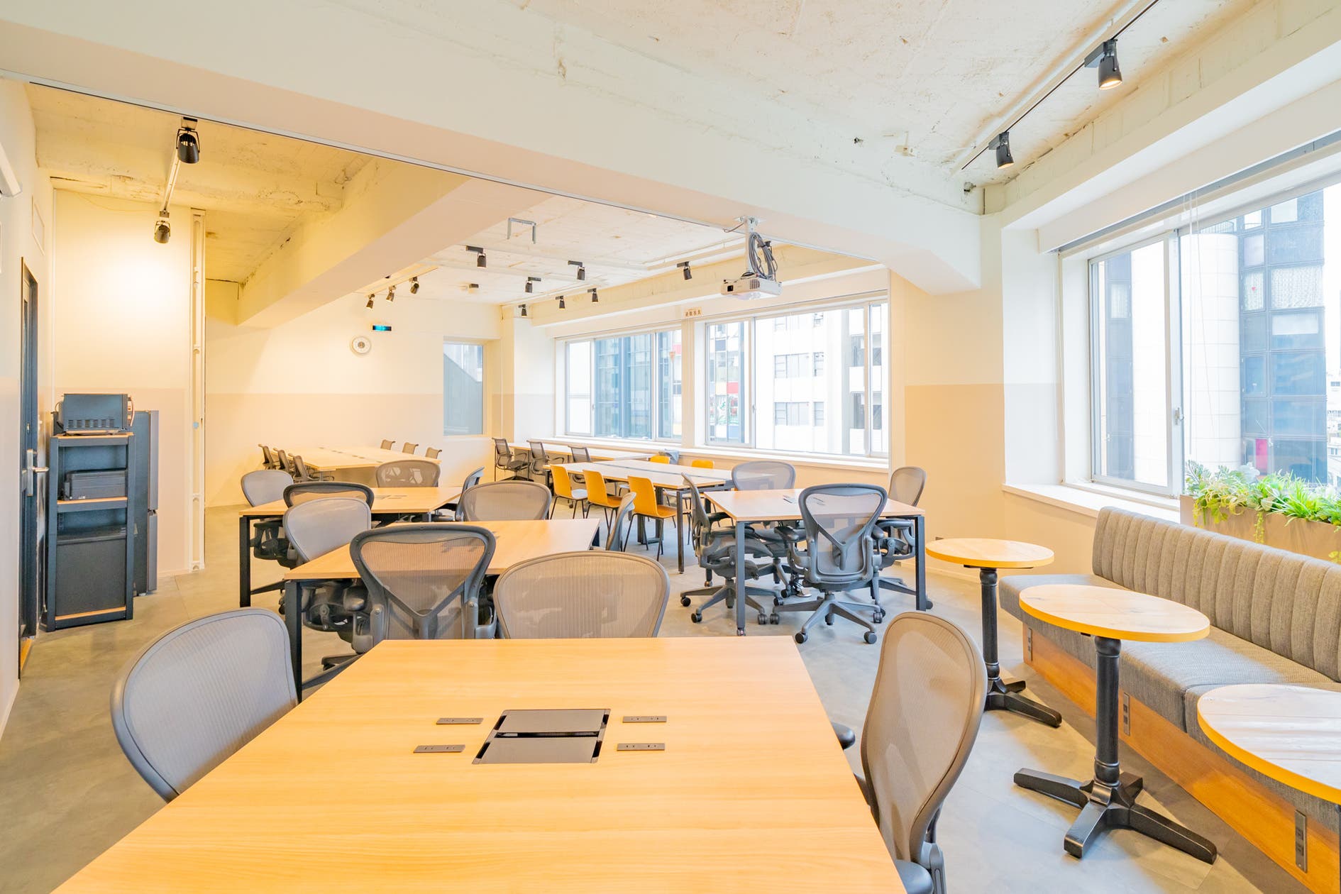六本木駅徒歩30秒。東京ミッドタウン横の好立地。ハーマンミラーのチェア25脚を取り揃えた天井高3m以上のオフィススペース。の写真3