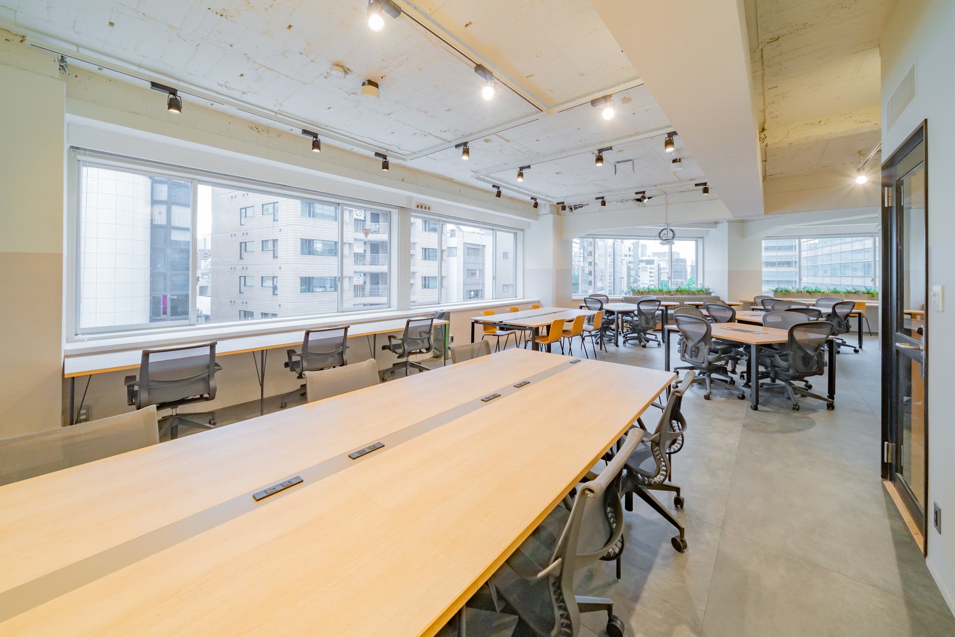 六本木駅徒歩30秒。東京ミッドタウン横の好立地。ハーマンミラーのチェア25脚を取り揃えた天井高3m以上のオフィススペース。の写真4