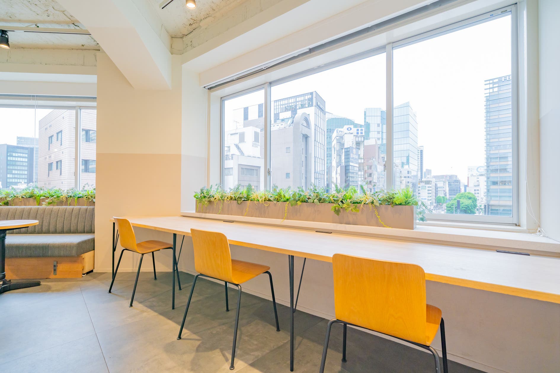 六本木駅徒歩30秒。東京ミッドタウン横の好立地。ハーマンミラーのチェア25脚を取り揃えた天井高3m以上のオフィススペース。の写真5