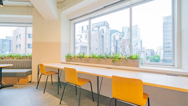 六本木駅徒歩30秒。東京ミッドタウン横の好立地。ハーマンミラーのチェア25脚を取り揃えた天井高3m以上のオフィススペース。の写真5