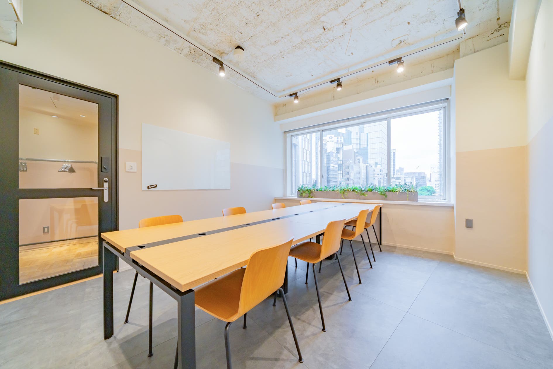 六本木駅徒歩30秒。東京ミッドタウン横の好立地。ハーマンミラーのチェア25脚を取り揃えた天井高3m以上のオフィススペース。の写真6