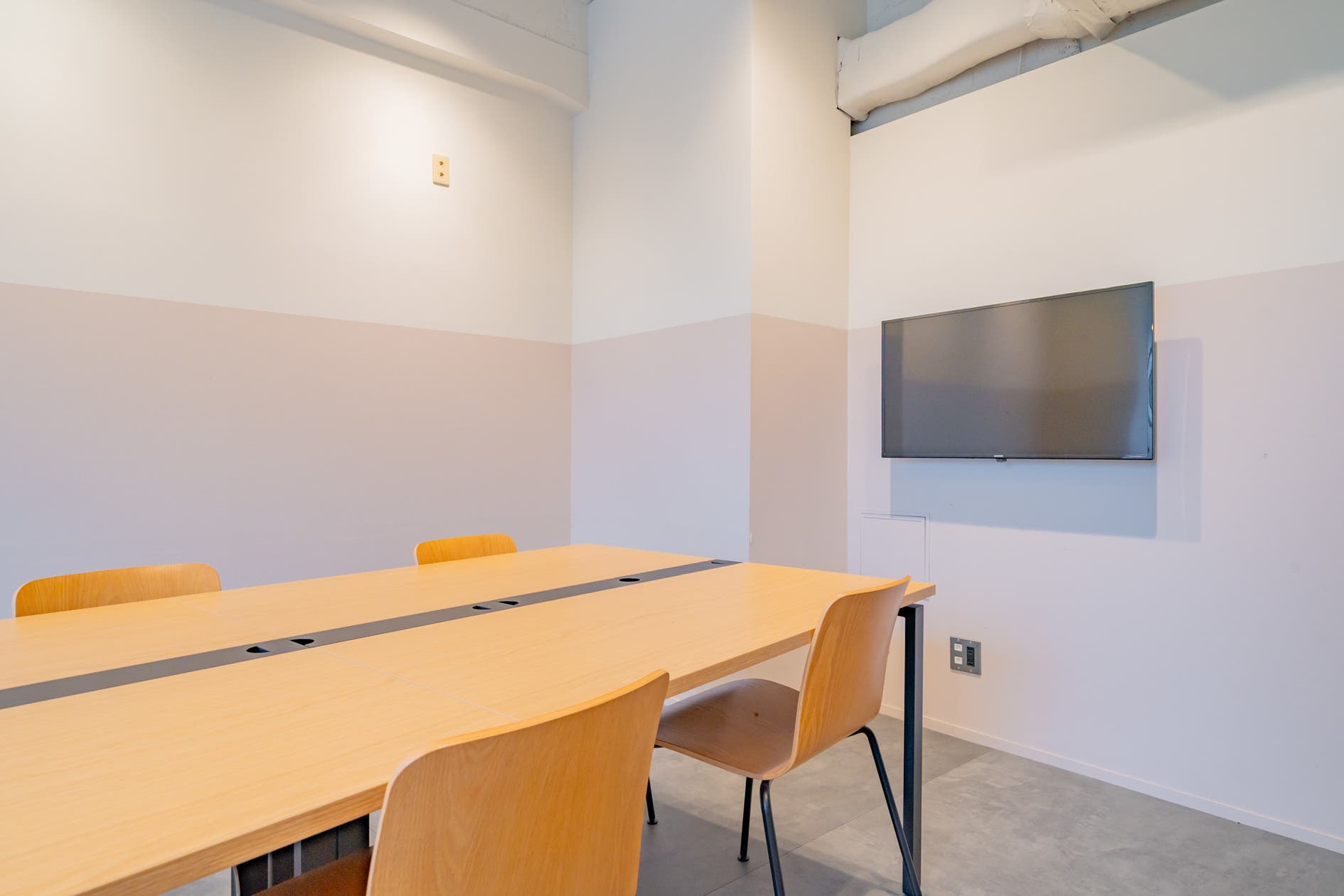 六本木駅徒歩30秒。東京ミッドタウン横の好立地。ハーマンミラーのチェア25脚を取り揃えた天井高3m以上のオフィススペース。の写真7