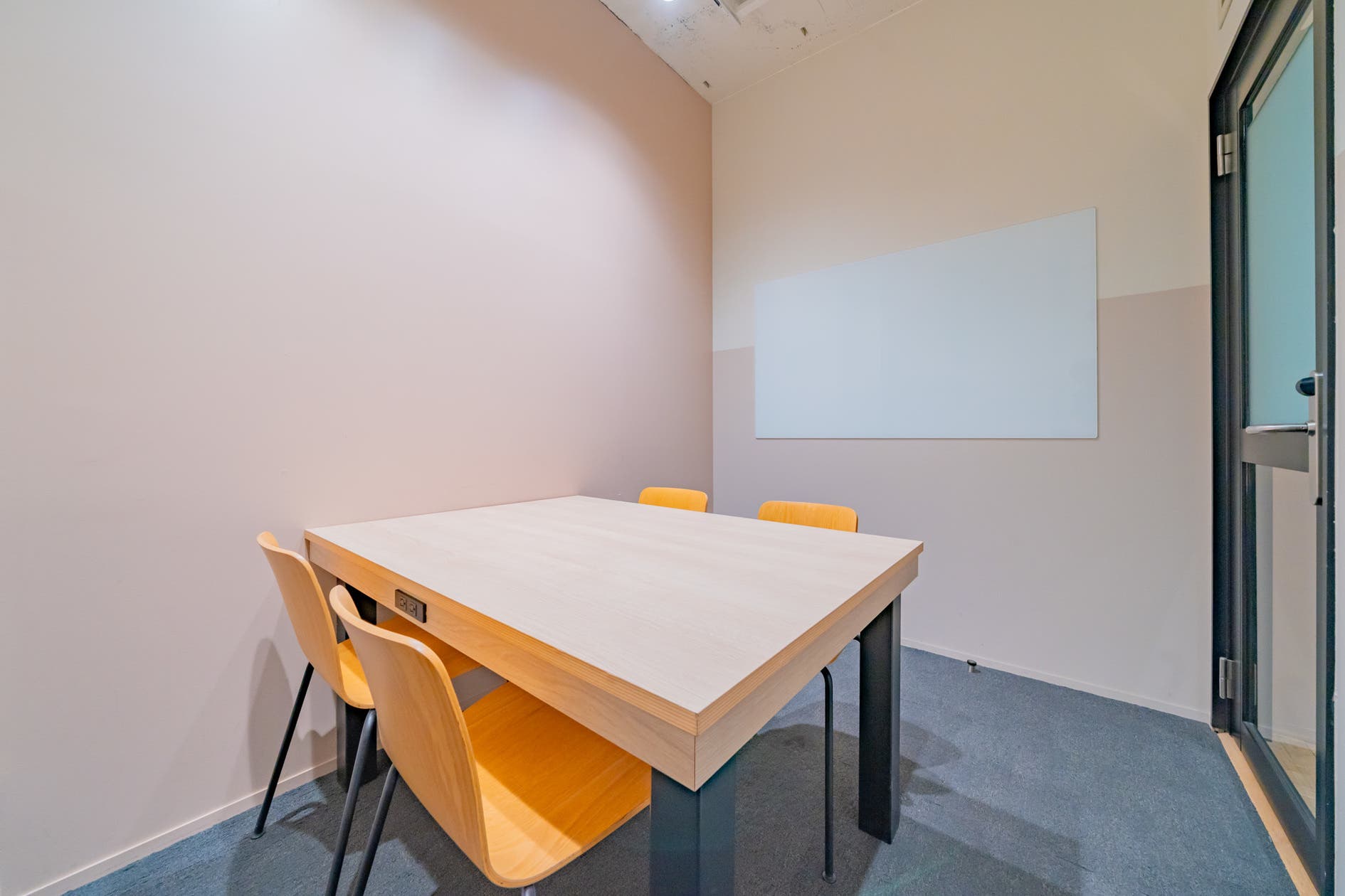 六本木駅徒歩30秒。東京ミッドタウン横の好立地。ハーマンミラーのチェア25脚を取り揃えた天井高3m以上のオフィススペース。の写真8