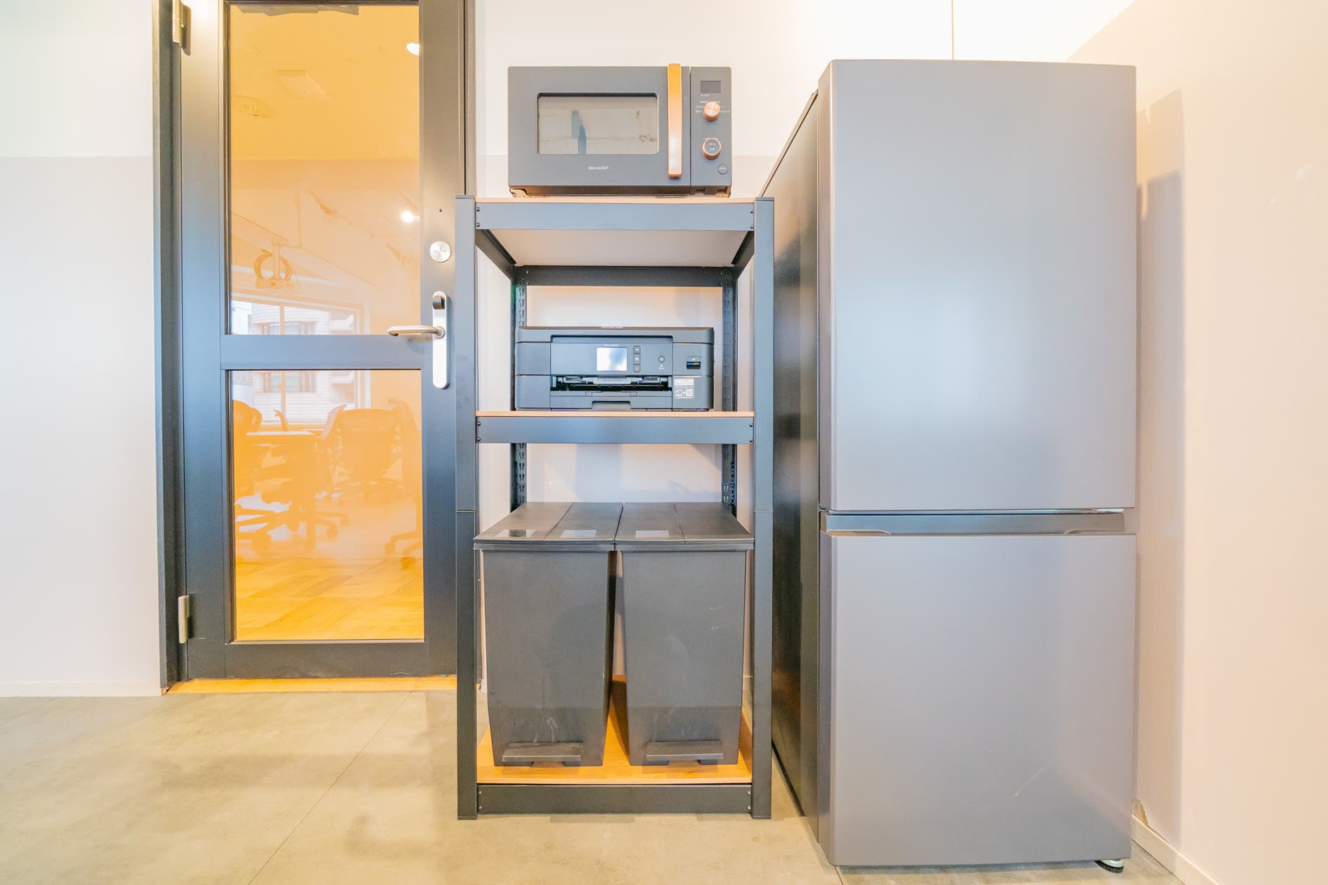 六本木駅徒歩30秒。東京ミッドタウン横の好立地。ハーマンミラーのチェア25脚を取り揃えた天井高3m以上のオフィススペース。の写真9