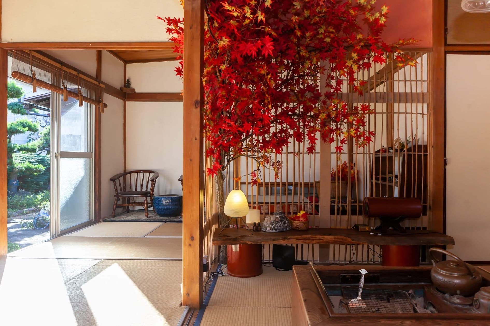 紅葉・こたつ・自然光・ちゃぶ台・浴衣・レンタル着付・自然光・懇親会・生配信・火鉢・ポートレイト・古時計の写真1