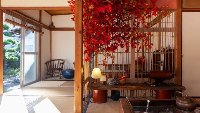 紅葉・こたつ・自然光・ちゃぶ台・浴衣・レンタル着付・自然光・懇親会・生配信・火鉢・ポートレイト・古時計の写真1