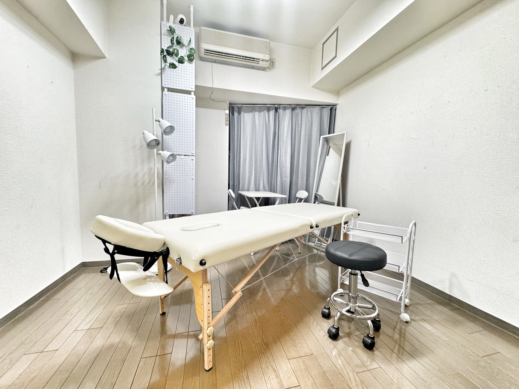 ＼新規オープン／🎯東梅田徒歩5分🎯◆お気軽サロン梅田lily◆シンプルな施術スペース🌿手頃な価格🌿24時間営業🌿の写真1