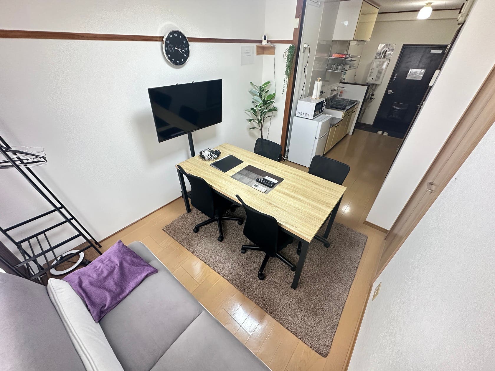 【お気軽会議室グランベルデ】中央駅西口から徒歩圏内。作業やテレワークに最適なスペースです！の写真3