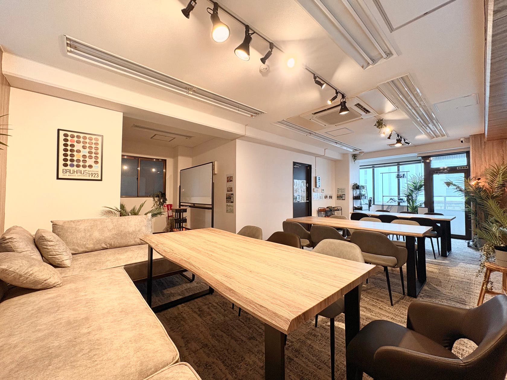 NEW!【桜木町駅2分】最大32名/無料Wifi/会議・撮影・懇親会・推し会・女子会・ボドゲ等！飲食持込🍷可！の写真3