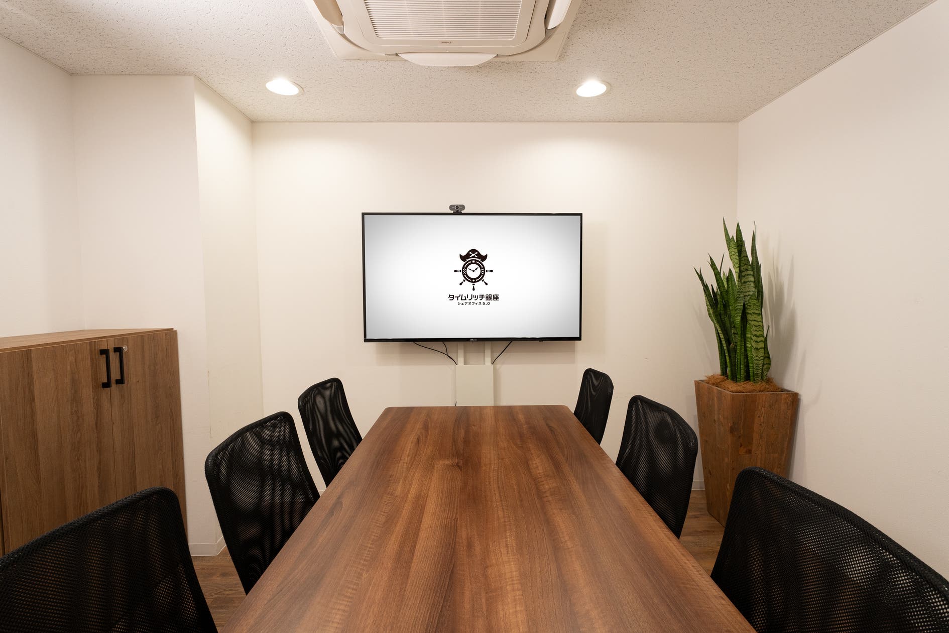 【タイムリッチ銀座10F】銀座4丁目！東銀座駅A2出口徒歩30秒の新築ビルの会議室Bの写真1