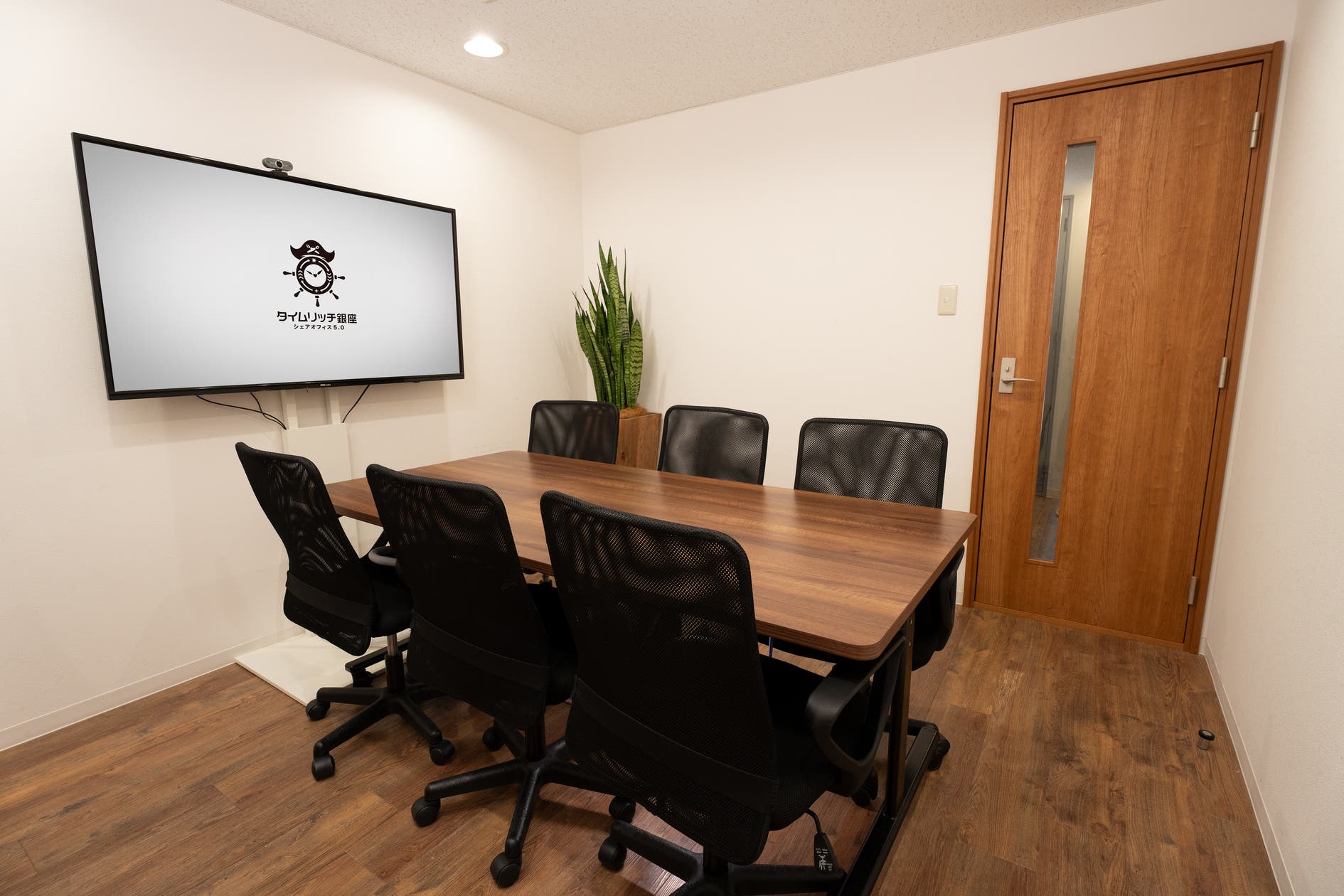 【タイムリッチ銀座10F】銀座4丁目！東銀座駅A2出口徒歩30秒の新築ビルの会議室Bの写真2