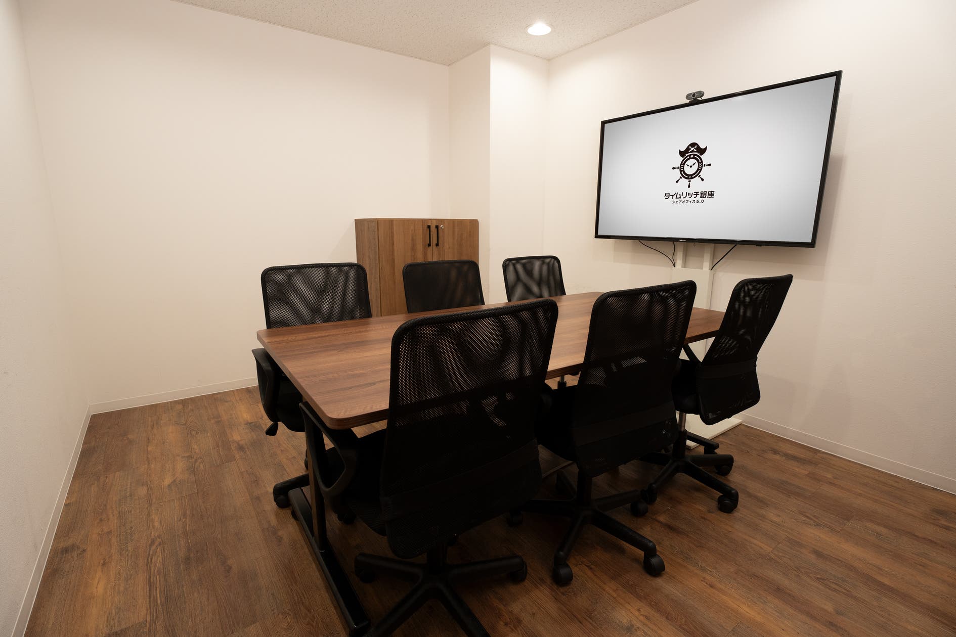【タイムリッチ銀座10F】銀座4丁目！東銀座駅A2出口徒歩30秒の新築ビルの会議室Bの写真3