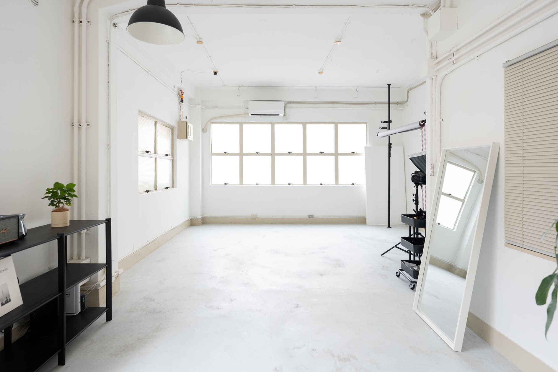 【元町駅・三宮駅徒歩圏内】プロカメラマン監修のフォトスタジオ！＜自然光◎＞天井高3ｍのSTUDIOの写真3