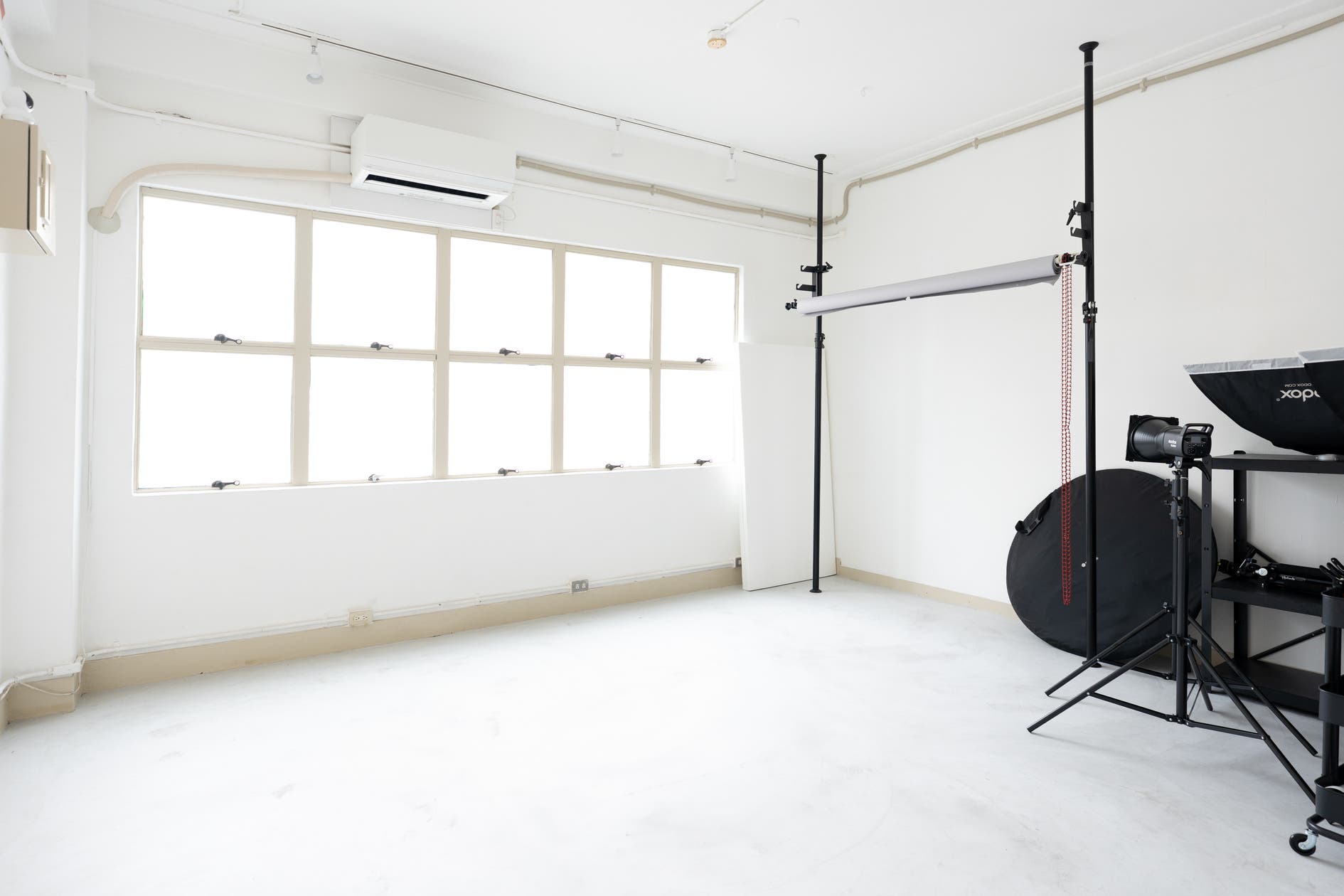 【元町駅・三宮駅徒歩圏内】プロカメラマン監修のフォトスタジオ！＜自然光◎＞天井高3ｍのSTUDIOの写真1