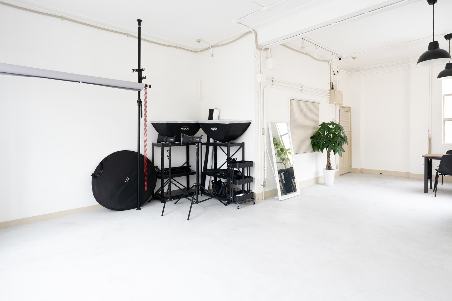 【元町駅・三宮駅徒歩圏内】プロカメラマン監修のフォトスタジオ！＜自然光◎＞天井高3ｍのSTUDIOの写真4