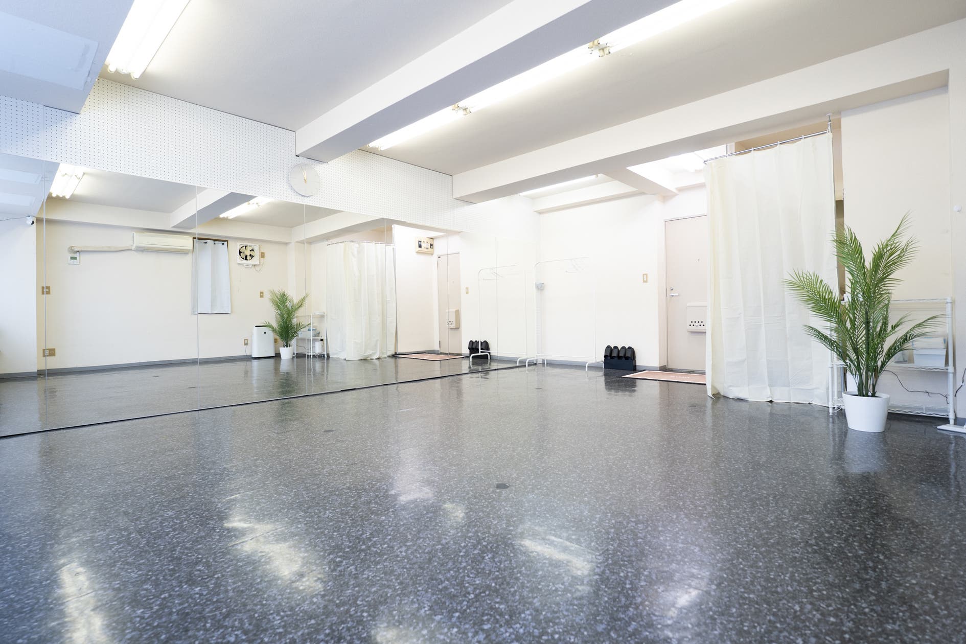 オープン価格720円🎉【横浜エリア|相鉄線天王町駅から徒歩6分】ダンス、ヨガ、ウォーキング等におすすめ☆広々37㎡、大型鏡設置の写真2