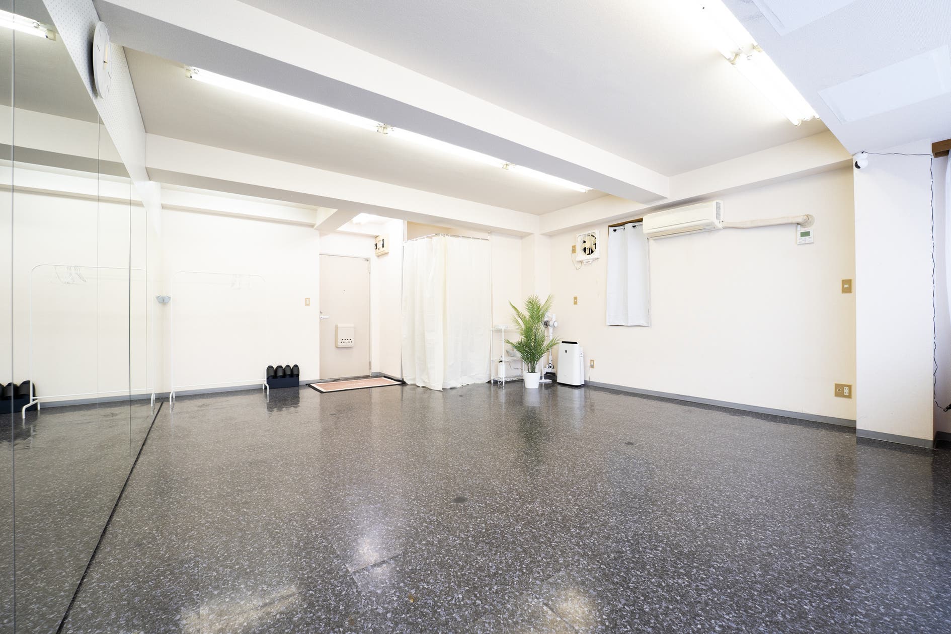 オープン価格720円🎉【横浜エリア|相鉄線天王町駅から徒歩6分】ダンス、ヨガ、ウォーキング等におすすめ☆広々37㎡、大型鏡設置の写真3