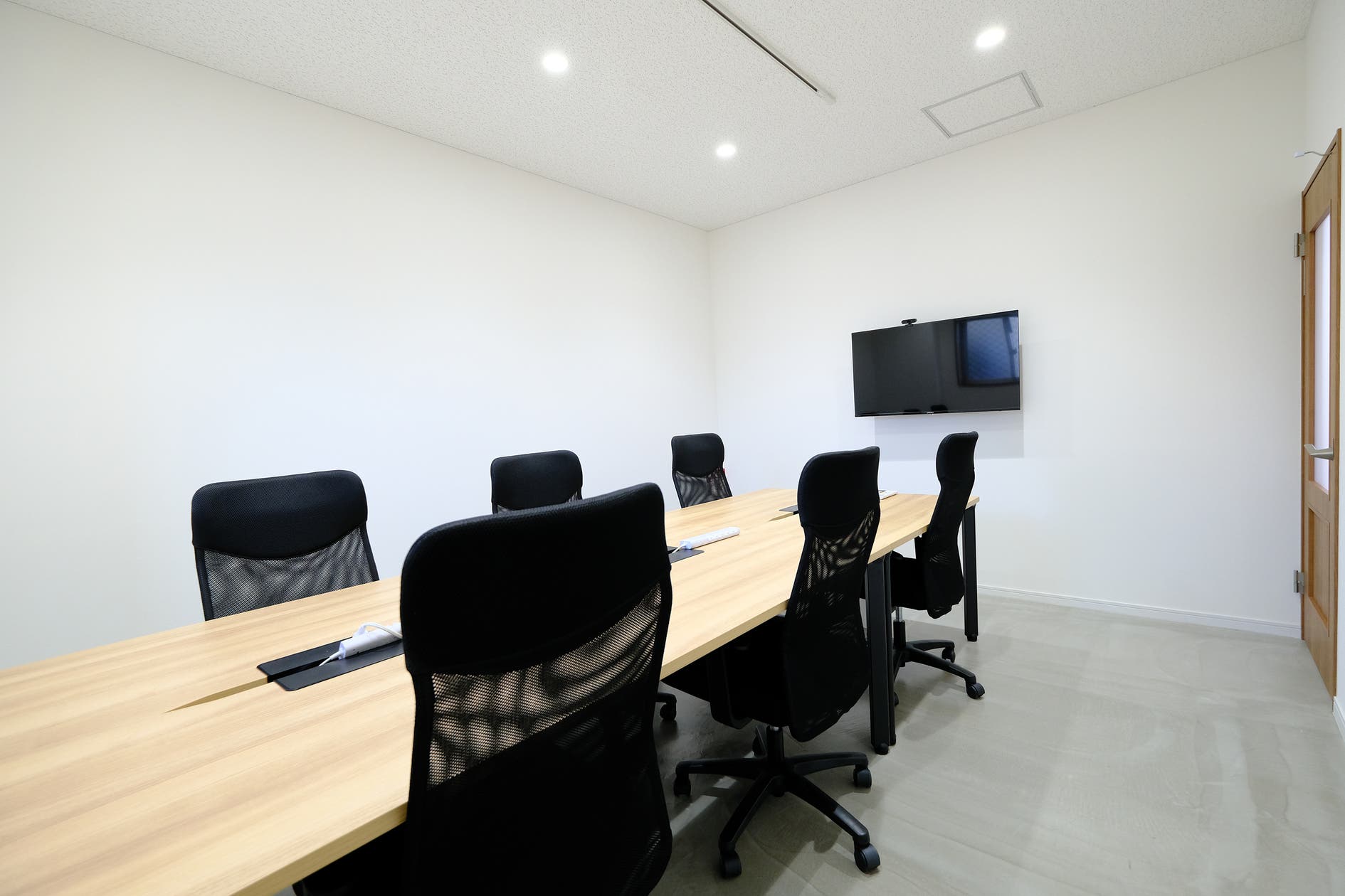 6名会議室【宮古空港徒歩3分】無料駐車場／WEBカメラ／スピーカー／モニター／WiFiの写真3