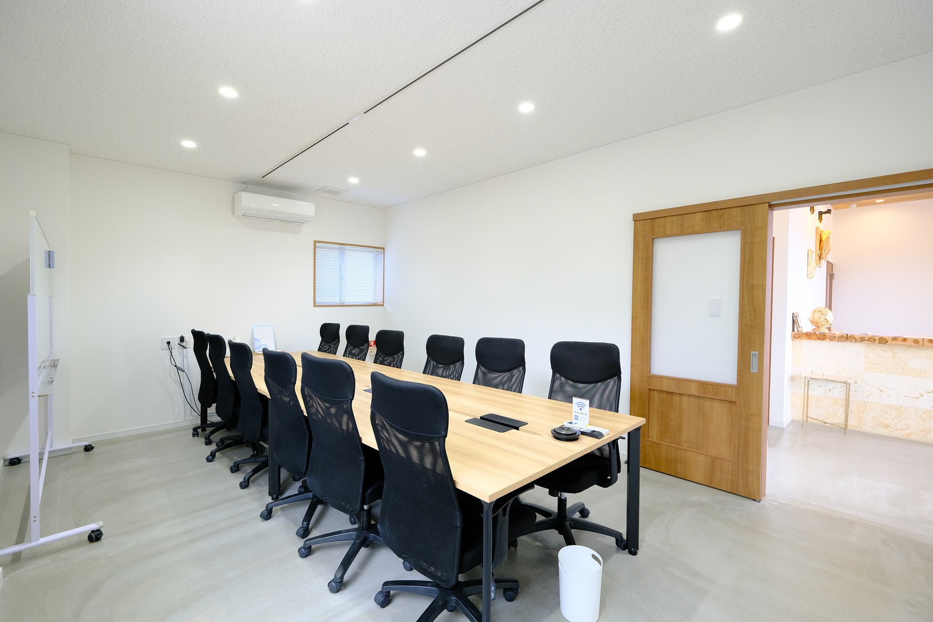 12名会議室【宮古空港徒歩3分】無料駐車場／WEBカメラ／スピーカー／モニター／WiFiの写真1