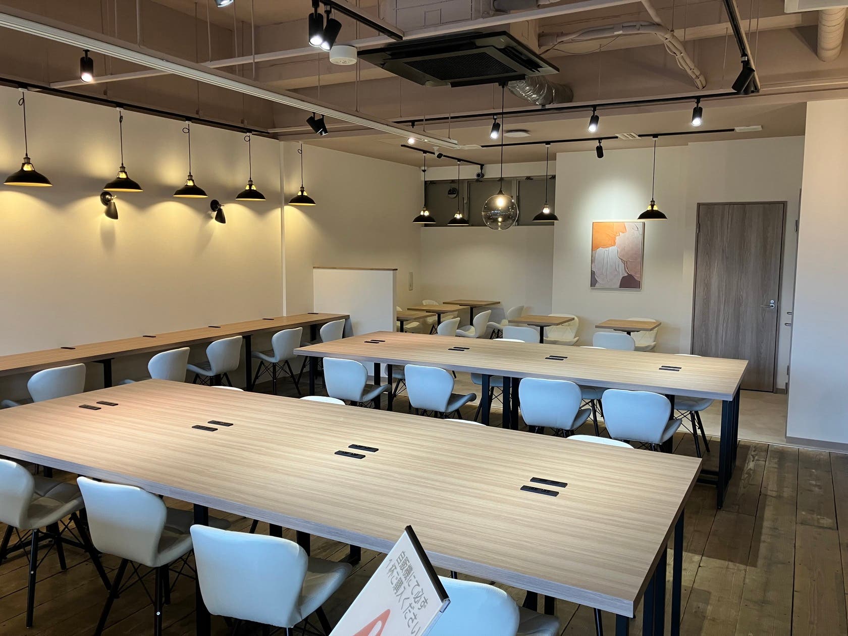 地下鉄鶴舞線浅間町から徒歩2分、セルフカフェ内の個室ブースの写真1