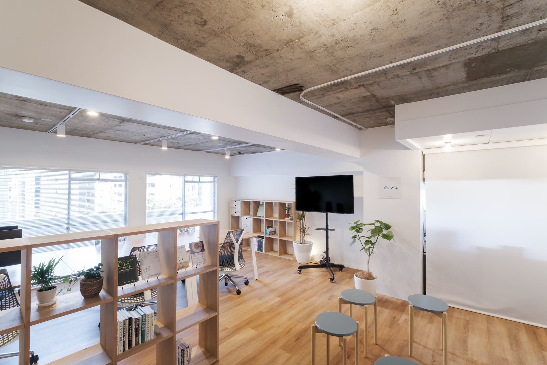 【恵比寿駅 徒歩４分✨】会議、PC作業におすすめ！高速Wi-Fi、大型モニター完備のリノベ済みスペース🌳の写真2