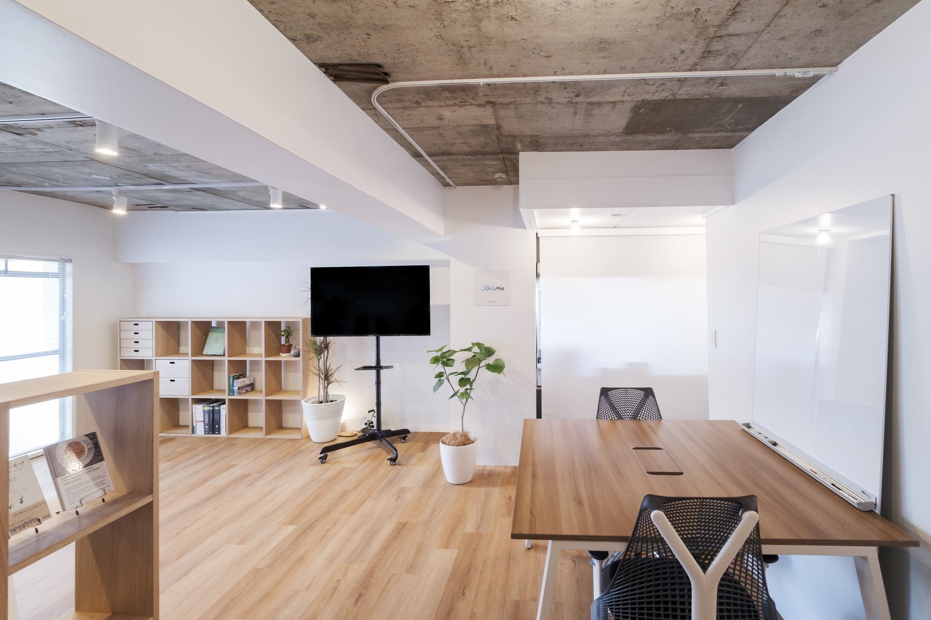 【恵比寿駅 徒歩４分✨】会議、PC作業におすすめ！高速Wi-Fi、大型モニター完備のリノベ済みスペース🌳の写真3