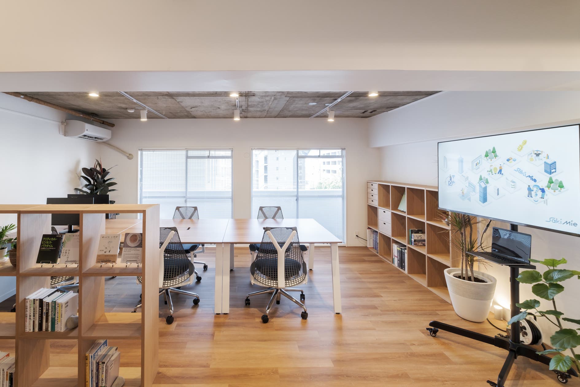 【恵比寿駅 徒歩４分✨】会議、PC作業におすすめ！高速Wi-Fi、大型モニター完備のリノベ済みスペース🌳の写真1