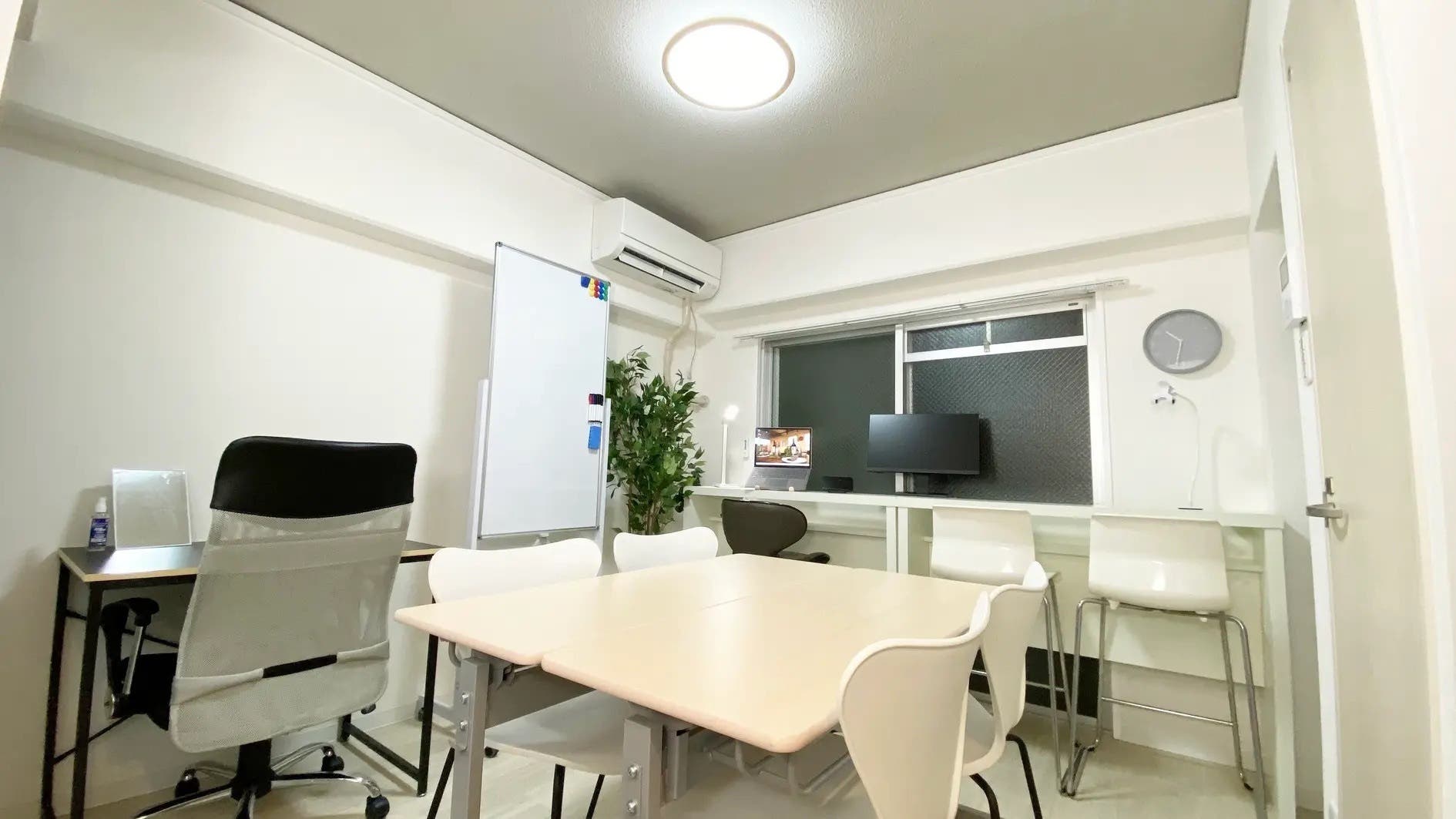 【七条駅・京都駅Wアクセスで好立地】完全個室✨モニター🖥️Wi-Fi📶テレワーク/Web会議,面接/会議/打ち合わせの写真1