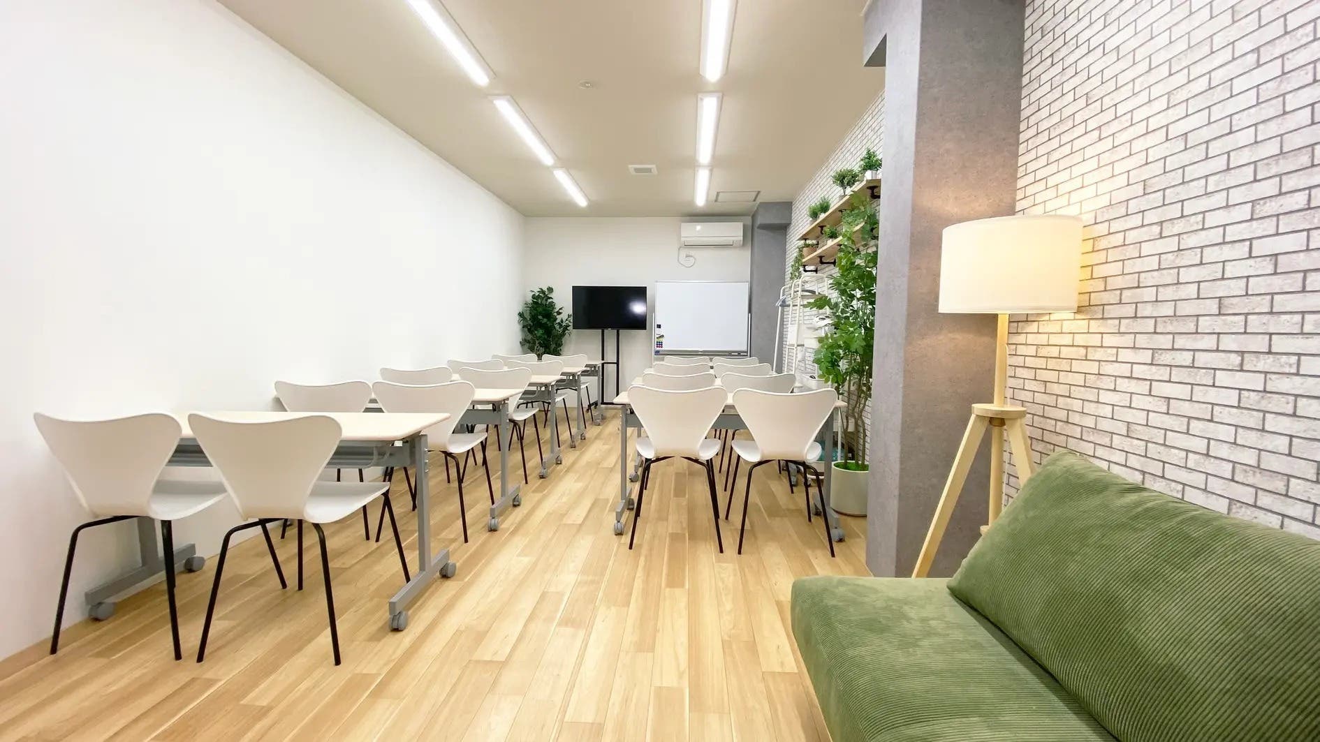 【烏丸/四条駅すぐ】30名可/オプション全て無料⚠️高速Wi-Fi•モニター•ホワイトボード•各種充電機 •各種変換ケーブル等の写真2