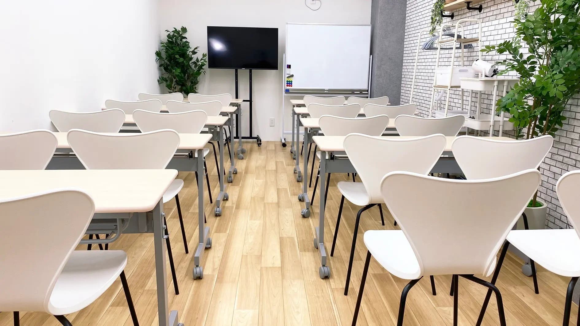 【烏丸/四条駅すぐ】30名可/オプション全て無料⚠️高速Wi-Fi•モニター•ホワイトボード•各種充電機 •各種変換ケーブル等の写真3