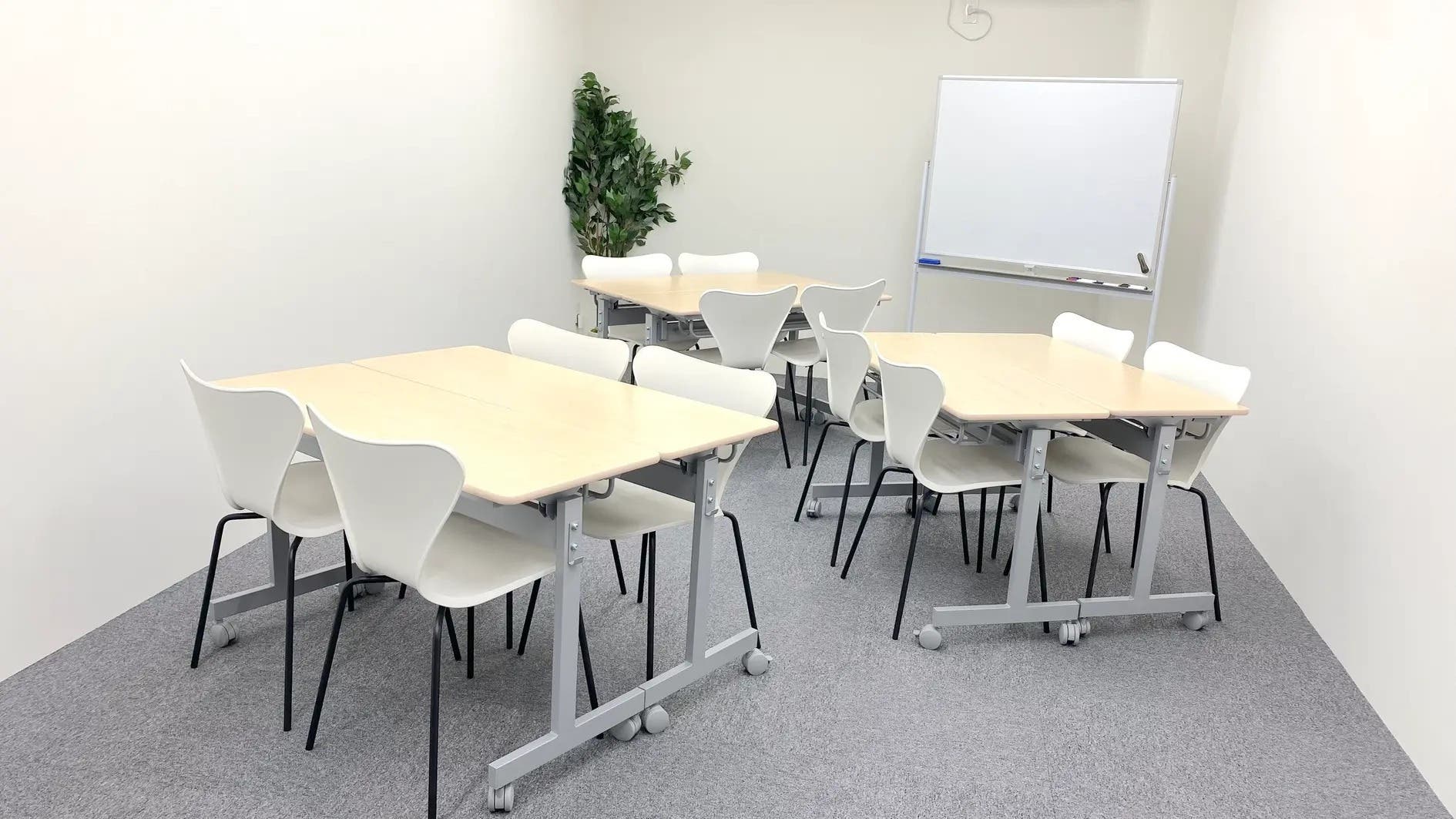 【烏丸/四条駅すぐ】30名可/オプション全て無料⚠️高速Wi-Fi•モニター•ホワイトボード•各種充電機 •各種変換ケーブル等の写真7