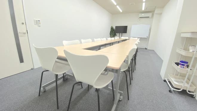 【烏丸/四条駅すぐ】30名可/オプション全て無料⚠️高速Wi-Fi•モニター•ホワイトボード•各種充電機 •各種変換ケーブル等の写真9