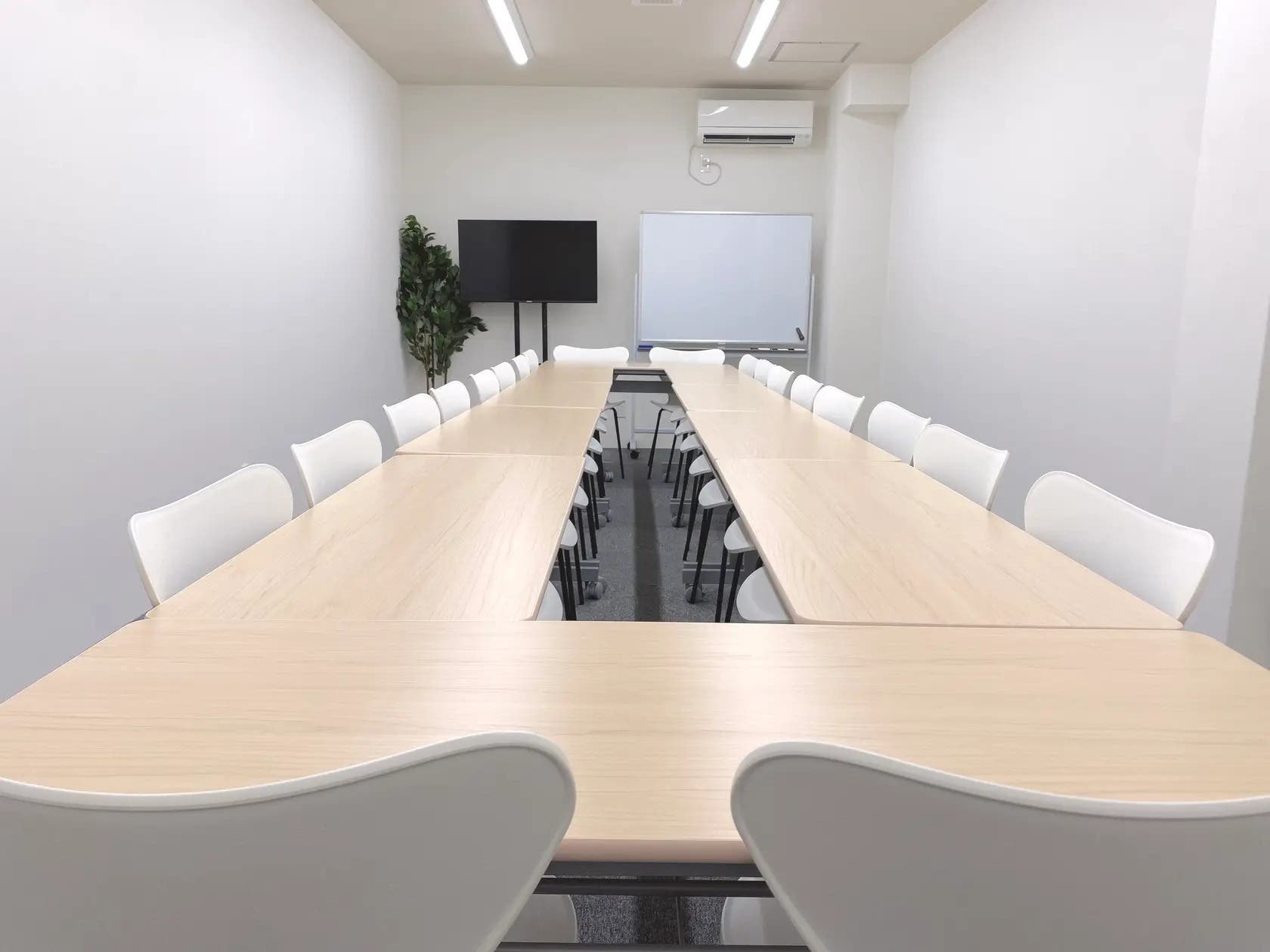 【烏丸/四条駅すぐ】30名可/オプション全て無料⚠️高速Wi-Fi•モニター•ホワイトボード•各種充電機 •各種変換ケーブル等の写真10