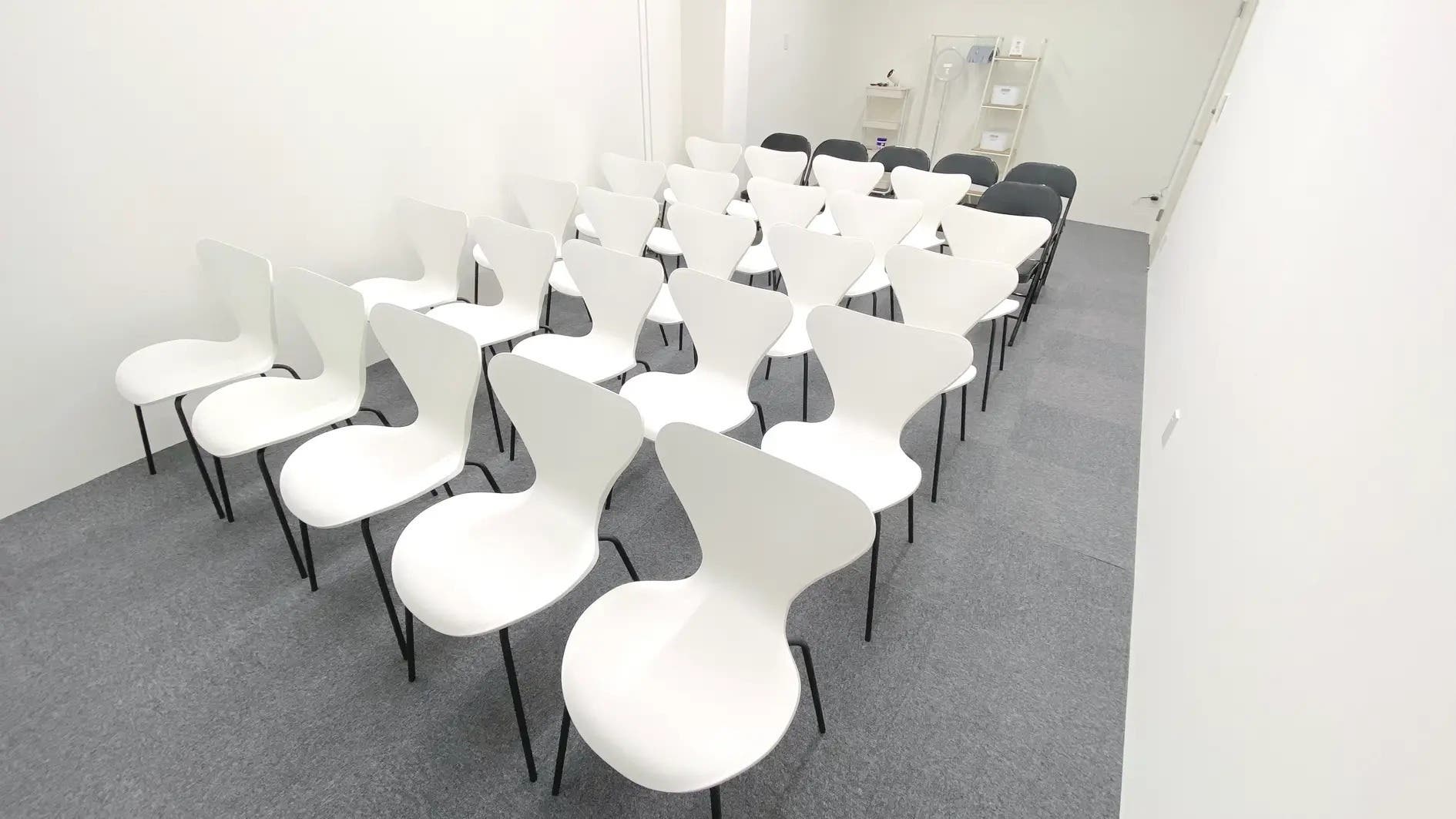 【烏丸/四条駅すぐ】30名可/オプション全て無料⚠️高速Wi-Fi•モニター•ホワイトボード•各種充電機 •各種変換ケーブル等の写真11