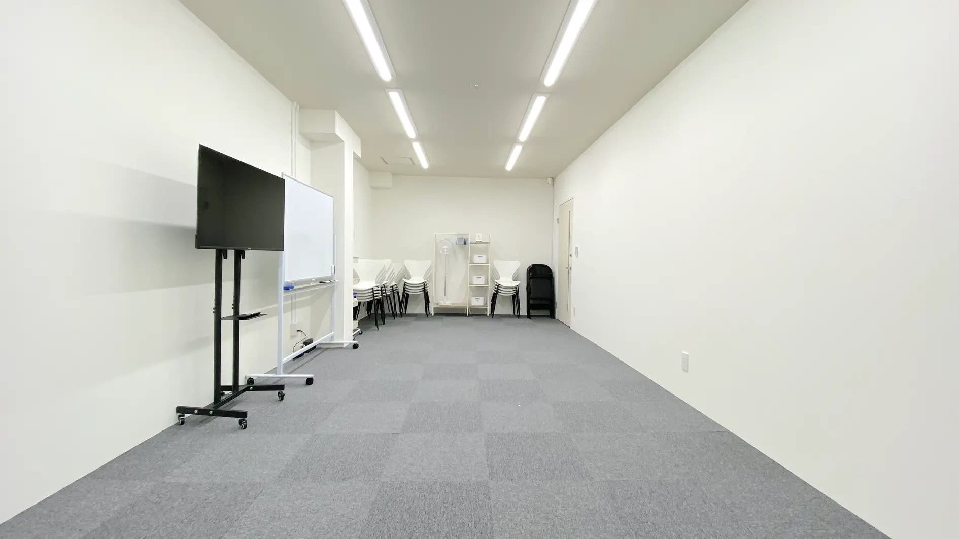 【烏丸/四条駅すぐ】30名可/オプション全て無料⚠️高速Wi-Fi•モニター•ホワイトボード•各種充電機 •各種変換ケーブル等の写真15