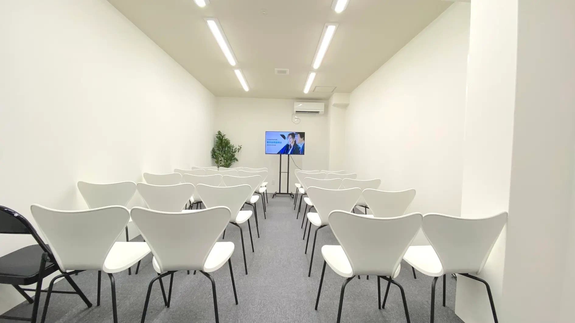 【烏丸/四条駅すぐ】30名可/オプション全て無料⚠️高速Wi-Fi•モニター•ホワイトボード•各種充電機 •各種変換ケーブル等の写真16