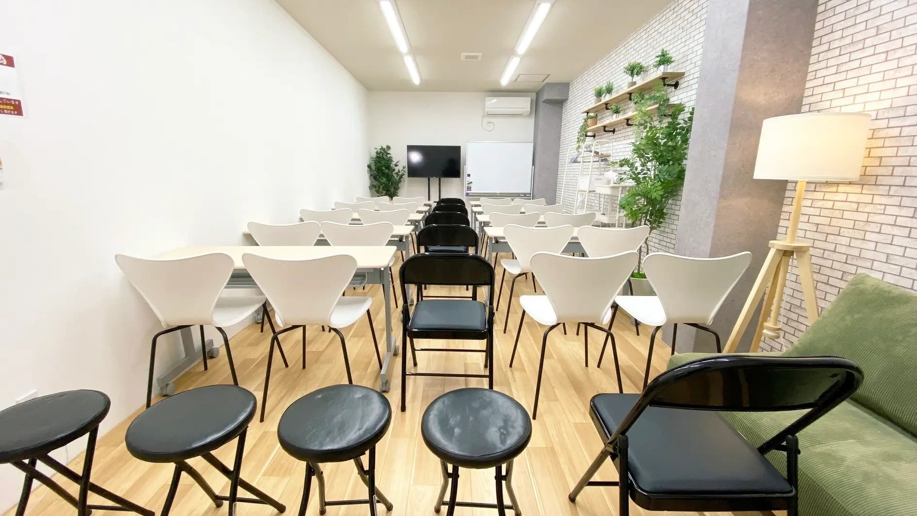 【烏丸/四条駅すぐ】30名可/オプション全て無料⚠️高速Wi-Fi•モニター•ホワイトボード•各種充電機 •各種変換ケーブル等の写真12